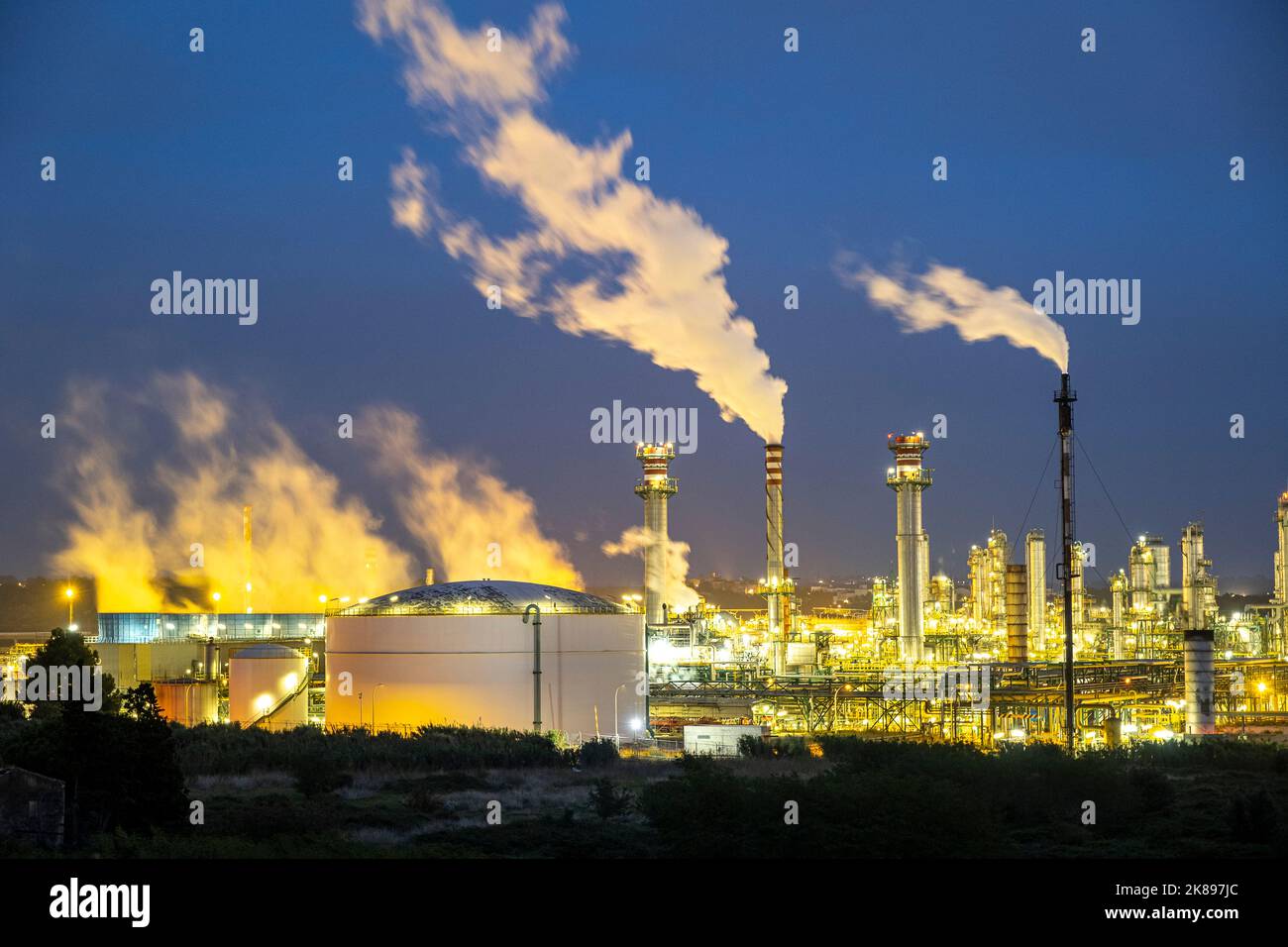 Repsol tarragona refinery hi-res stock photography and images - Alamy