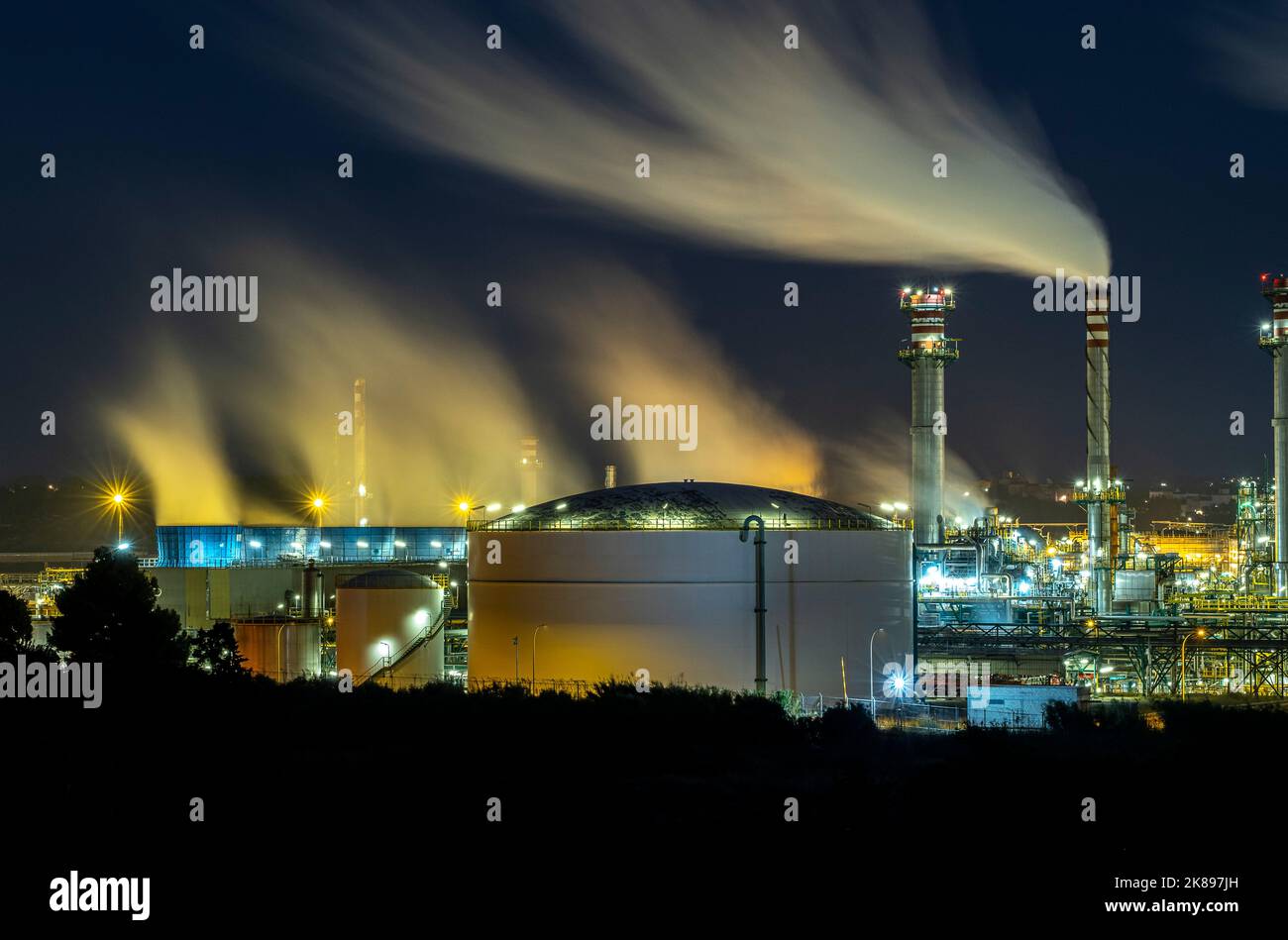 Oil or chemical refinery hi-res stock photography and images - Alamy