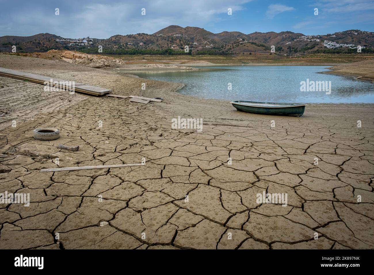 Dry reservoir of La Vinuela, reservoir declared dead due to lack of ...