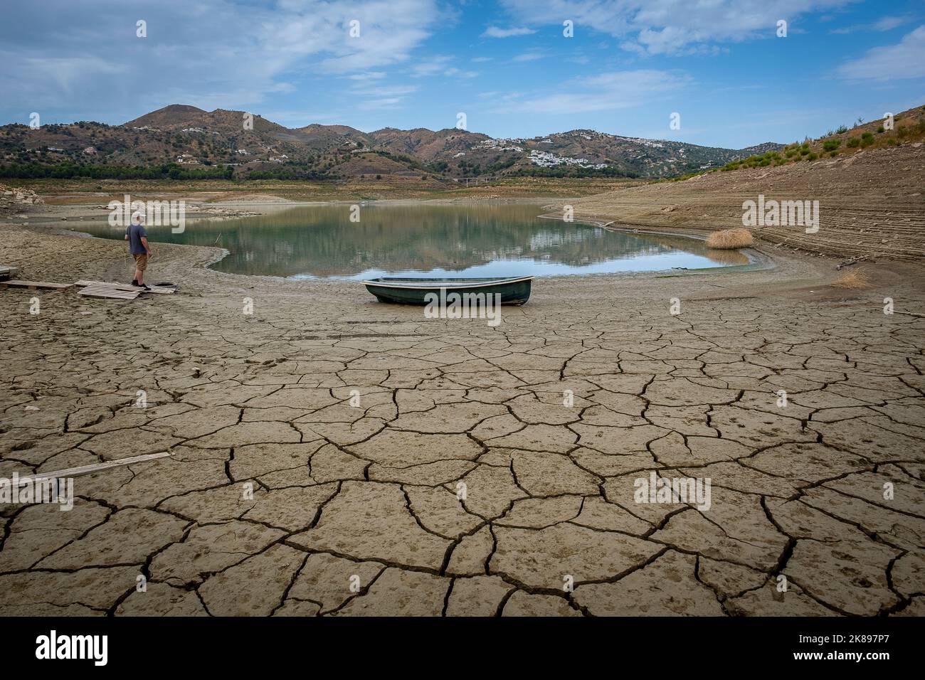 Dry reservoir of La Vinuela, reservoir declared dead due to lack of ...