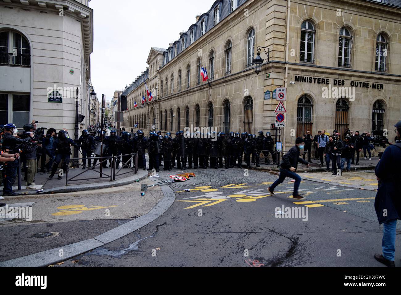 Paris, France. 18th Oct, 2022. A protester throws a road sign in the ...