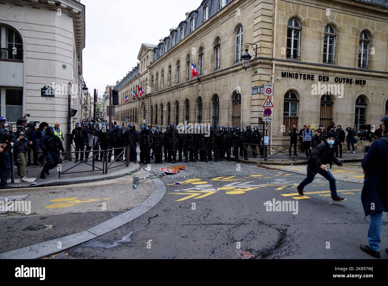 Paris, France. 18th Oct, 2022. A protester throws a road sign in the ...
