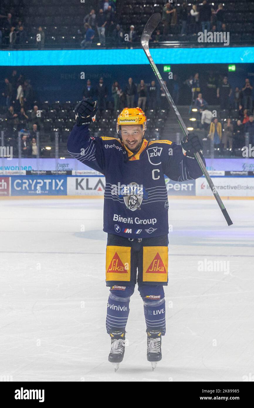 PostFinance top scorer Jan Kovar (EV Zug) is celebrated by his own fans ...