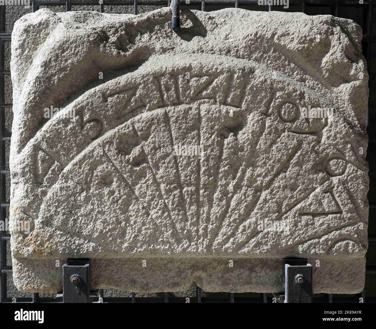 17th century sundial hi-res stock photography and images - Alamy