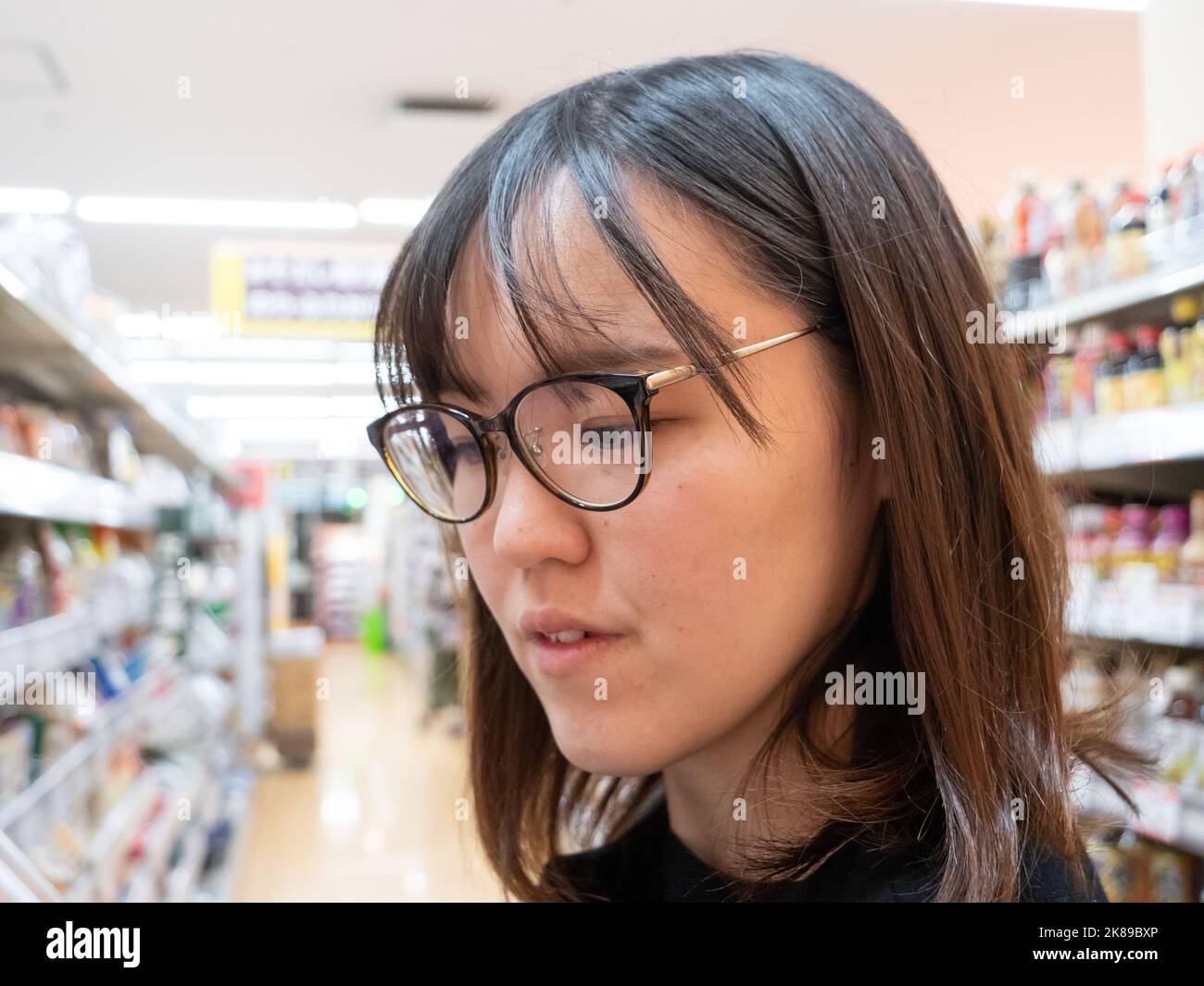 A young Japanese woman grocery shopping Stock Photo - Alamy A young Japanese woman grocery shopping Stock Photo - Alamy