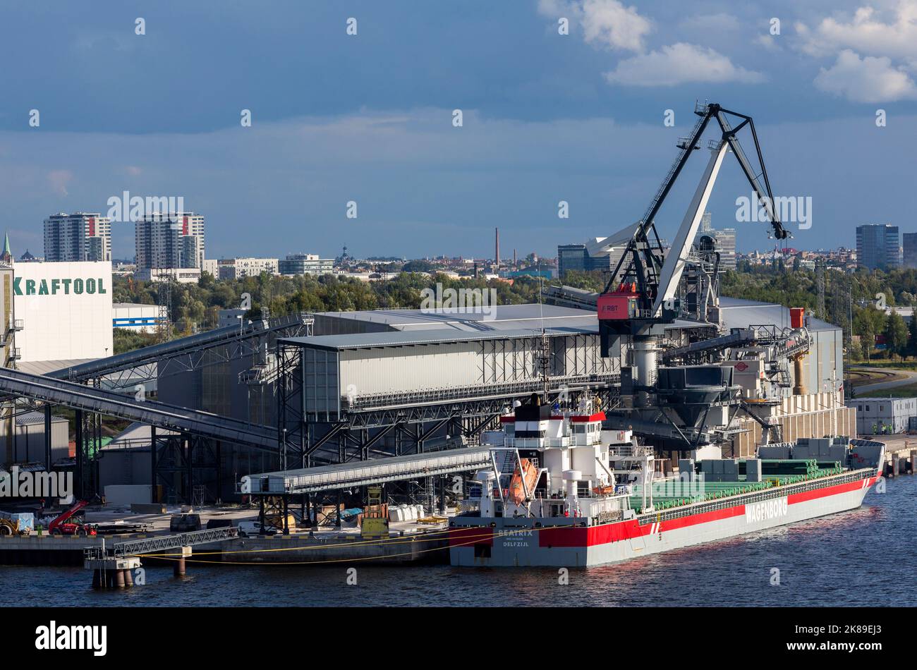Bulk shipping terminal hi-res stock photography and images - Alamy