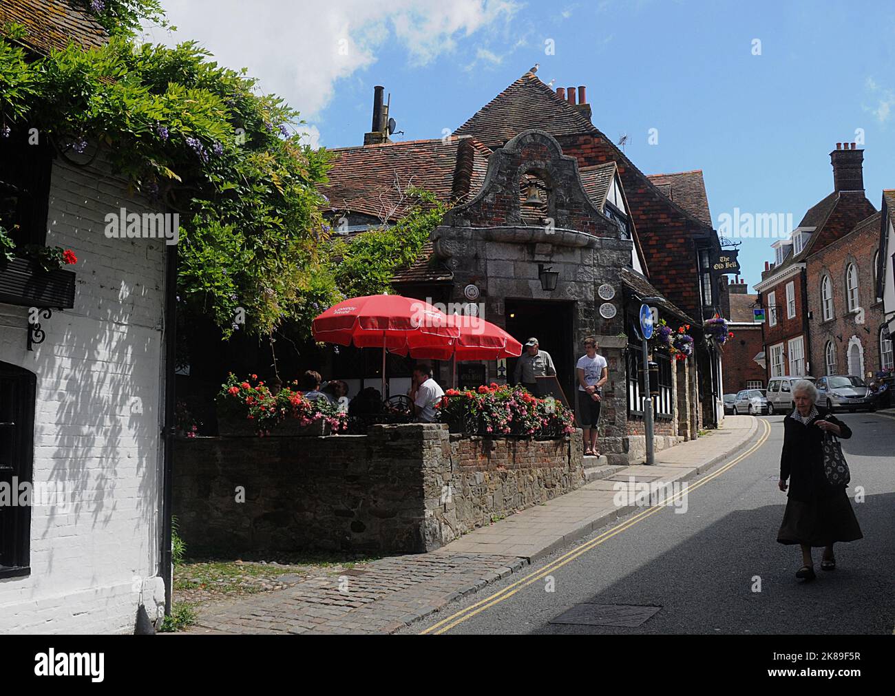 THE OLD BELL PUB, THE HIGH STREET, RYE, EAST SUSSEX. PIC MIKE WALKER ...