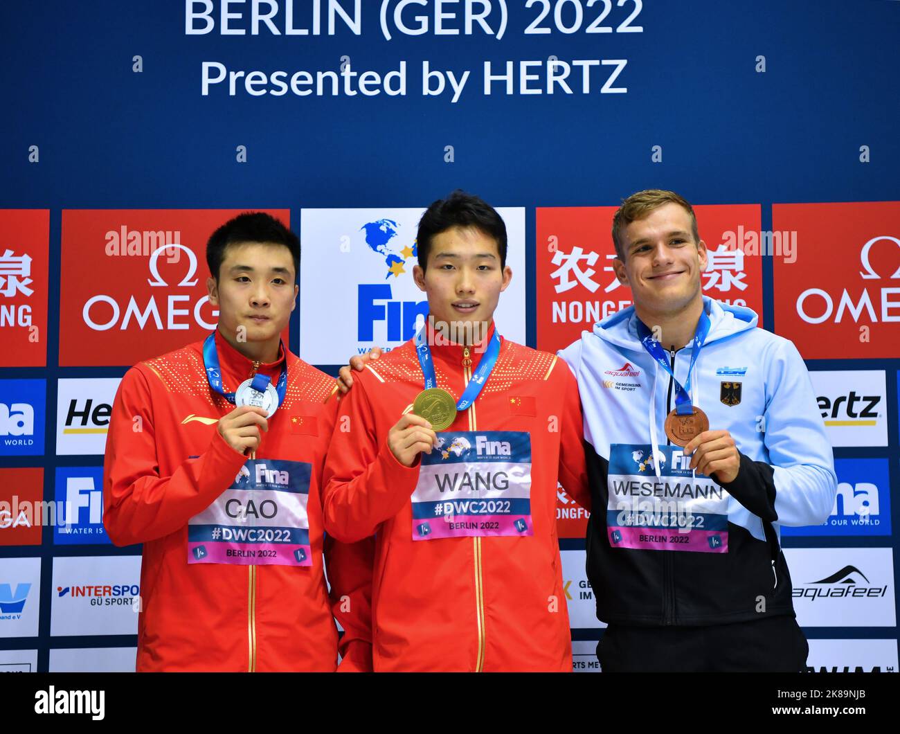 Berlin, Germany. 21st Oct, 2022. Gold medalist Wang Zongyuan (C) of ...