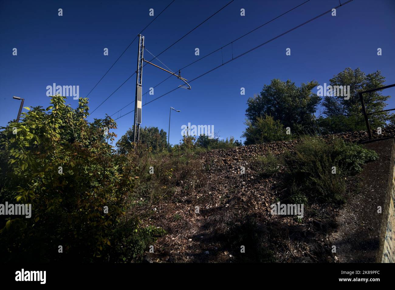 Railroad track on an embankment in a park Stock Photo - Alamy