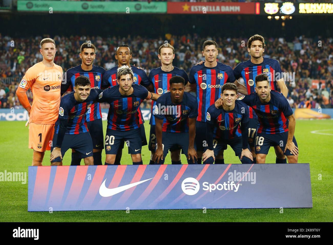 Barcelona, Spain. 20th Oct, 2022. Barcelona team group line-up ...