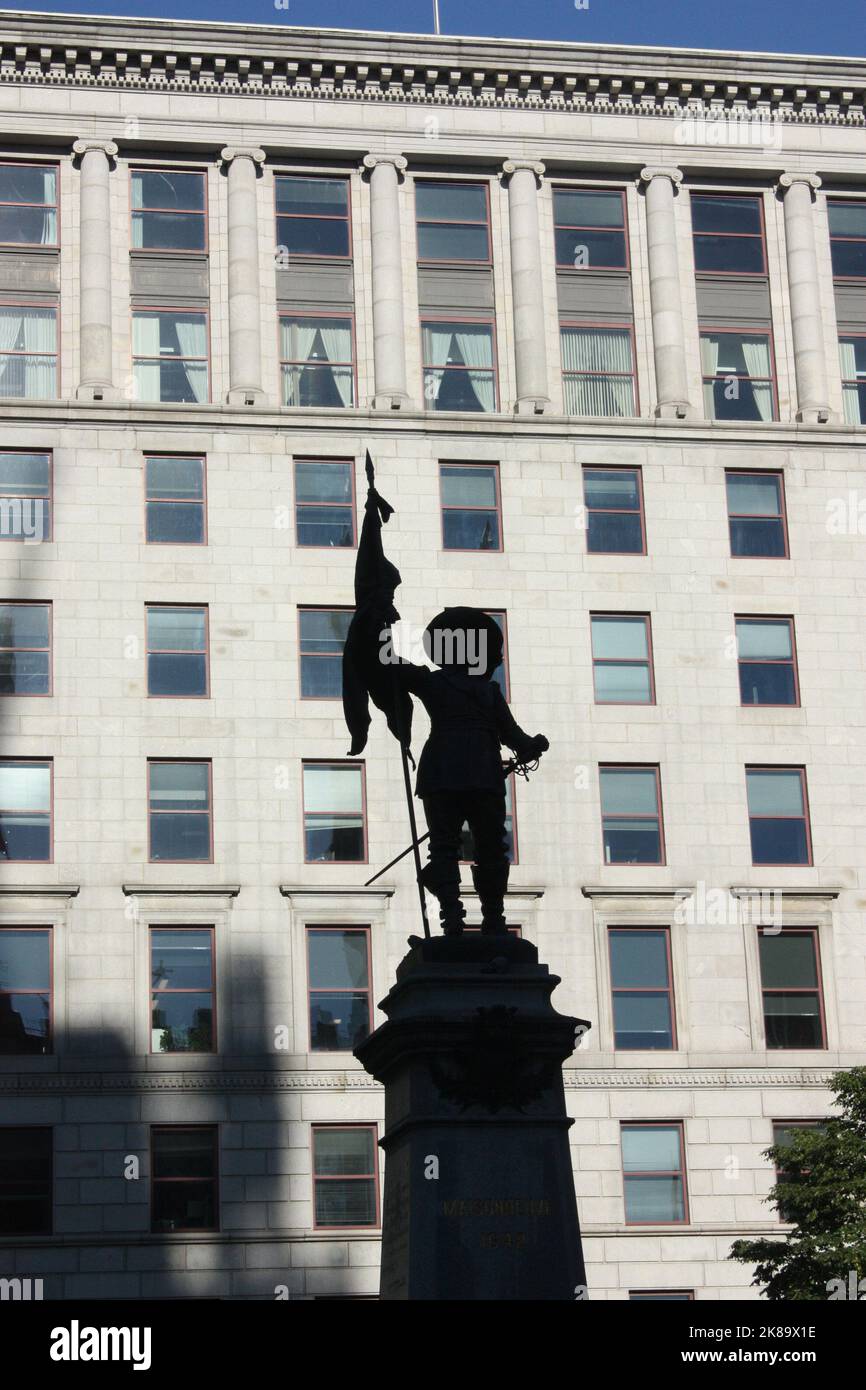 A silhouette of the Monument Maisonneuve in the Place d'armes in ...