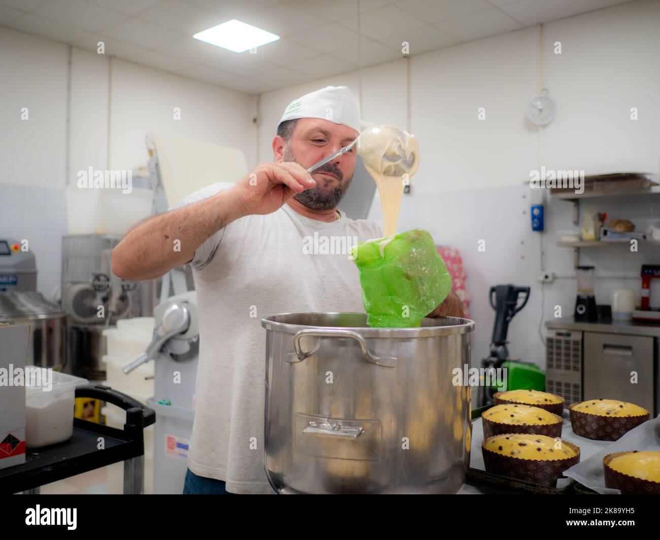 chef preparing bag for topping sweets at the bakery Stock Photo - Alamy