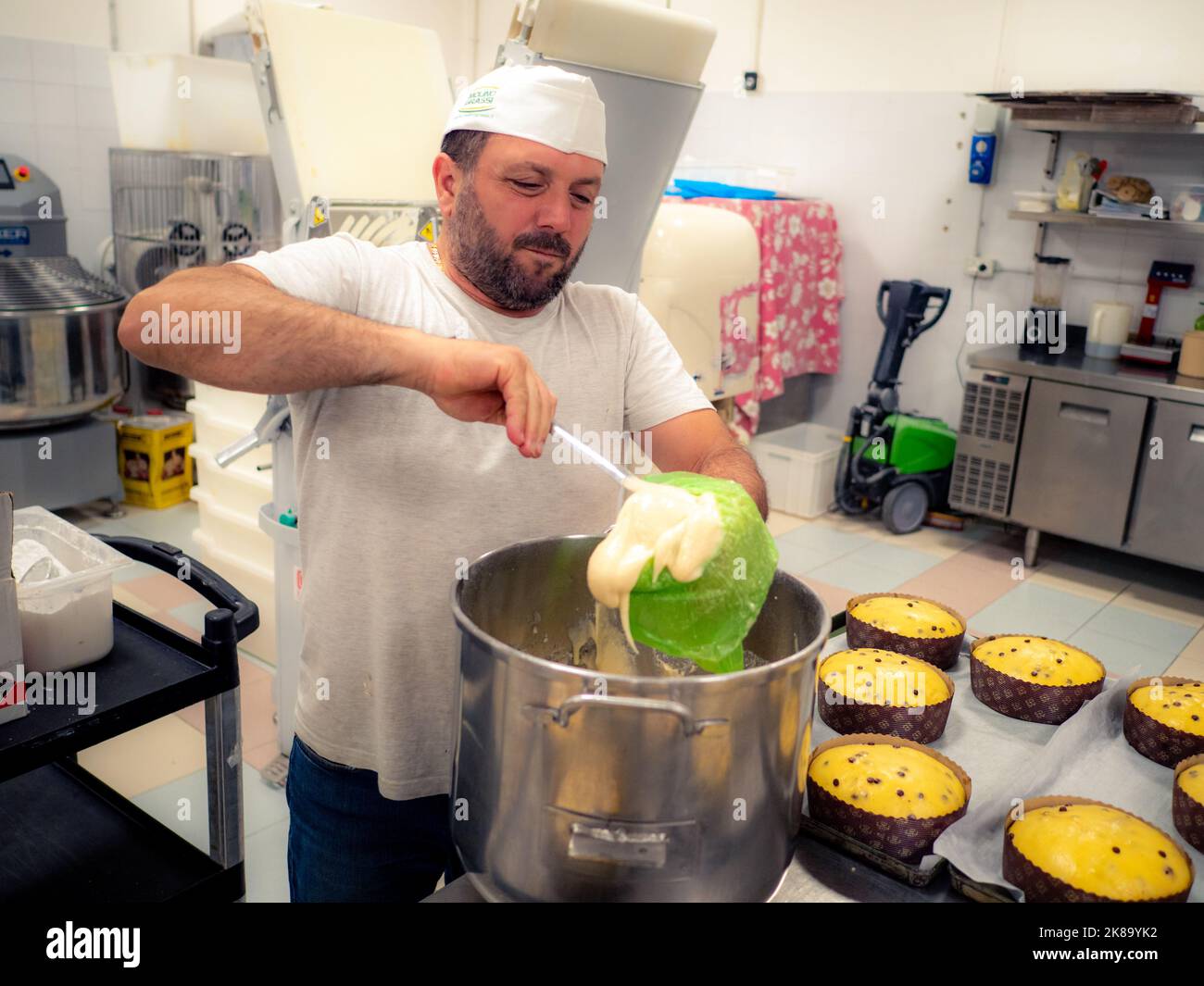 chef preparing bag for topping sweets at the bakery Stock Photo - Alamy