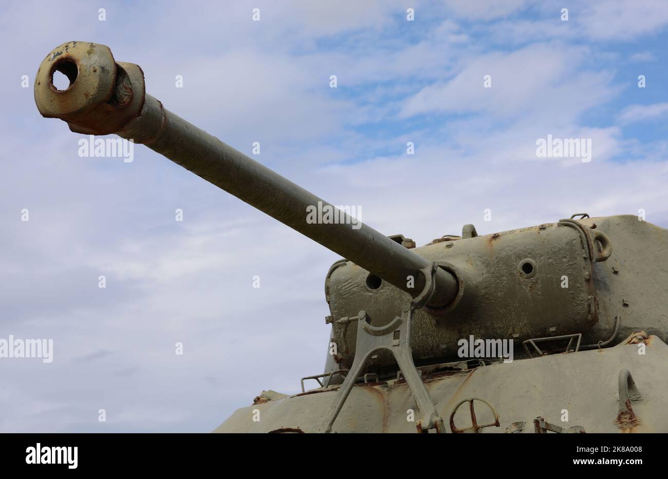 cannon of a green camouflage tank without soldiers Stock Photo - Alamy
