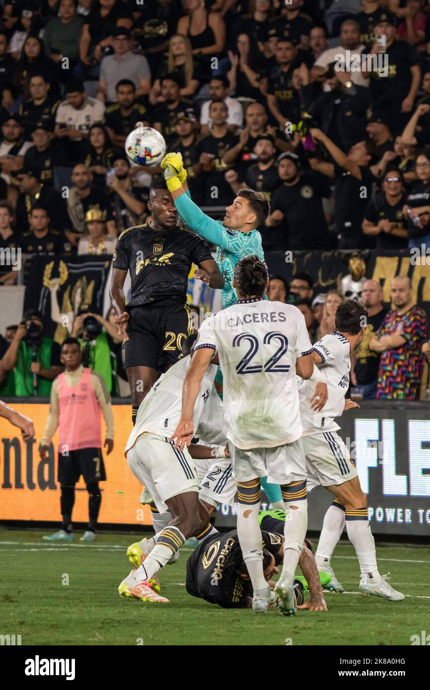 Los Angeles Galaxy goalkeeper Jonathan Bond (1) punches a corner kick ...