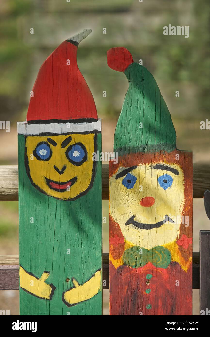 Zwerge als Zaunfiguren Stock Photo - Alamy
