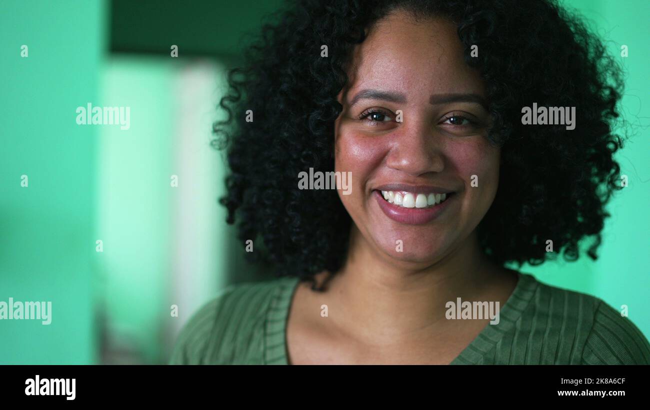 A young black woman surprise reaction closeup face Stock Photo - Alamy