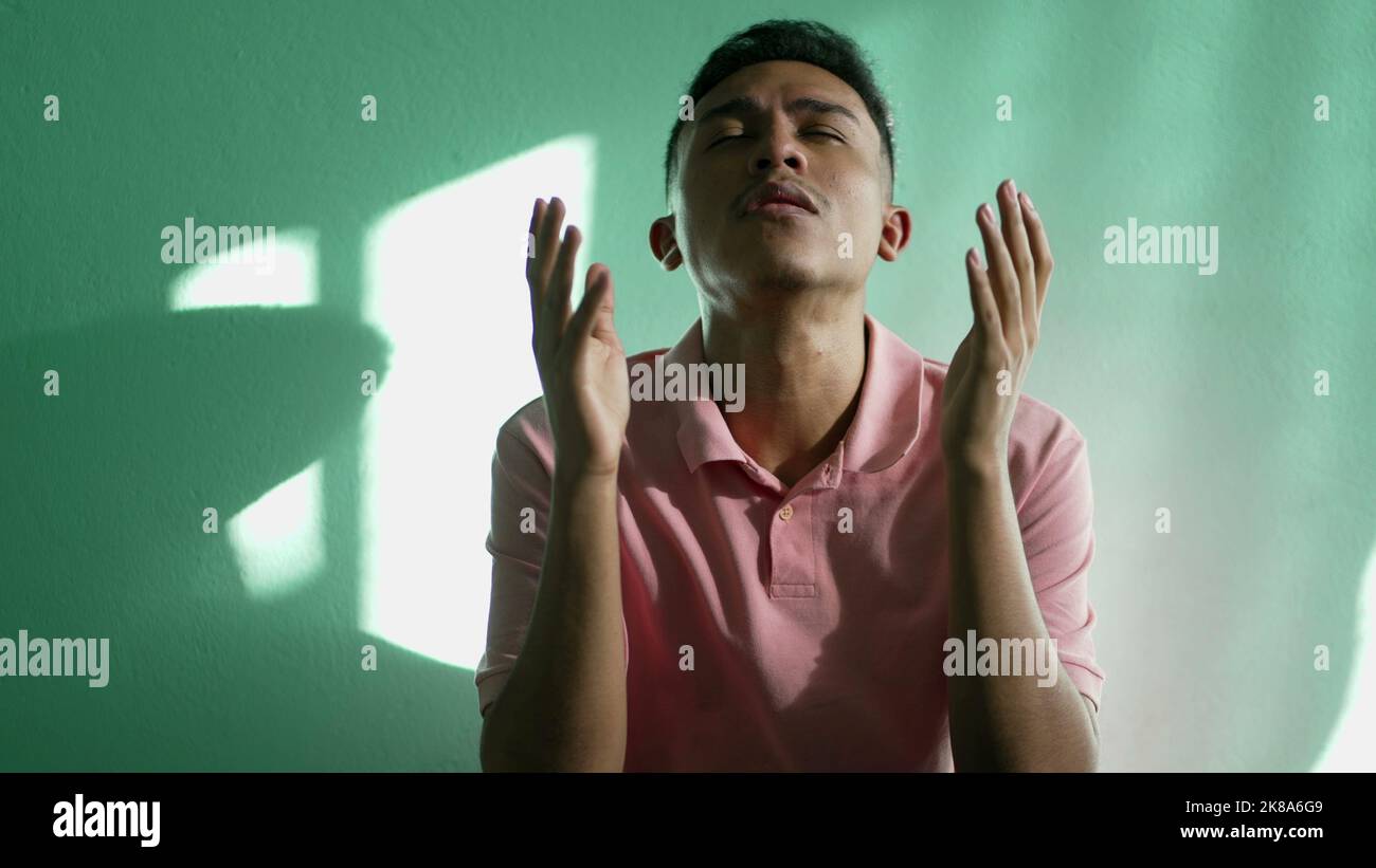 Person praying god brazilian man hi-res stock photography and images ...
