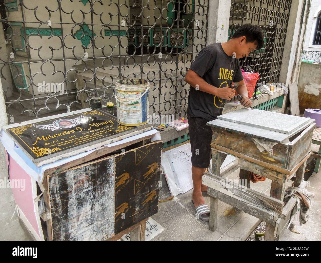 Manila, Philippines. 21st Oct, 2022. A craftsman working on a tombstone ...