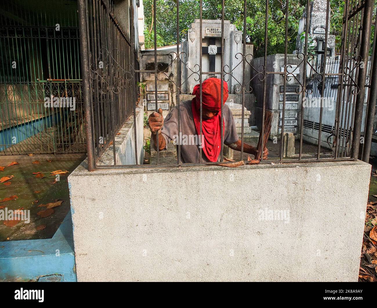 Manila, Philippines. 21st Oct, 2022. A cemetery caretaker is seen ...