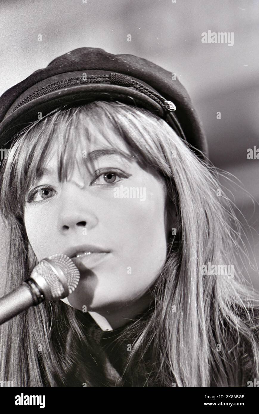 FRANCOISE HARDY French singer on Ready, Steady, Go ! in November 1965 ...