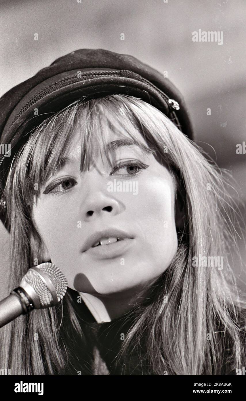 FRANCOISE HARDY French singer on Ready, Steady, Go ! in November 1965 ...
