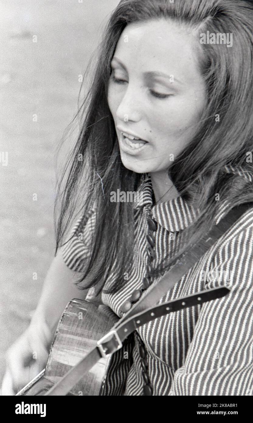 JULIE FELIX (1938-2020) American folk singer in August 1966. Photo ...