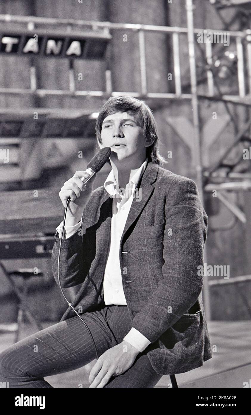 WAYNE FONTANA (1945-2020) English pop singer in September 1966. Photo ...