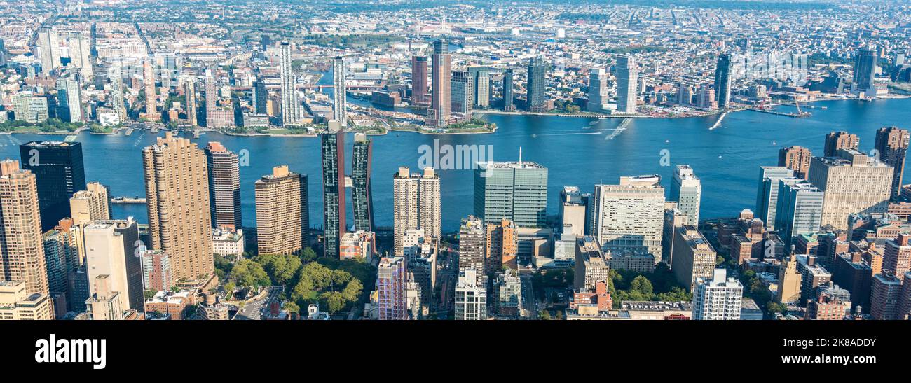 Panorama aerial view of the East River and mid-Manhattan skyscrapers ...