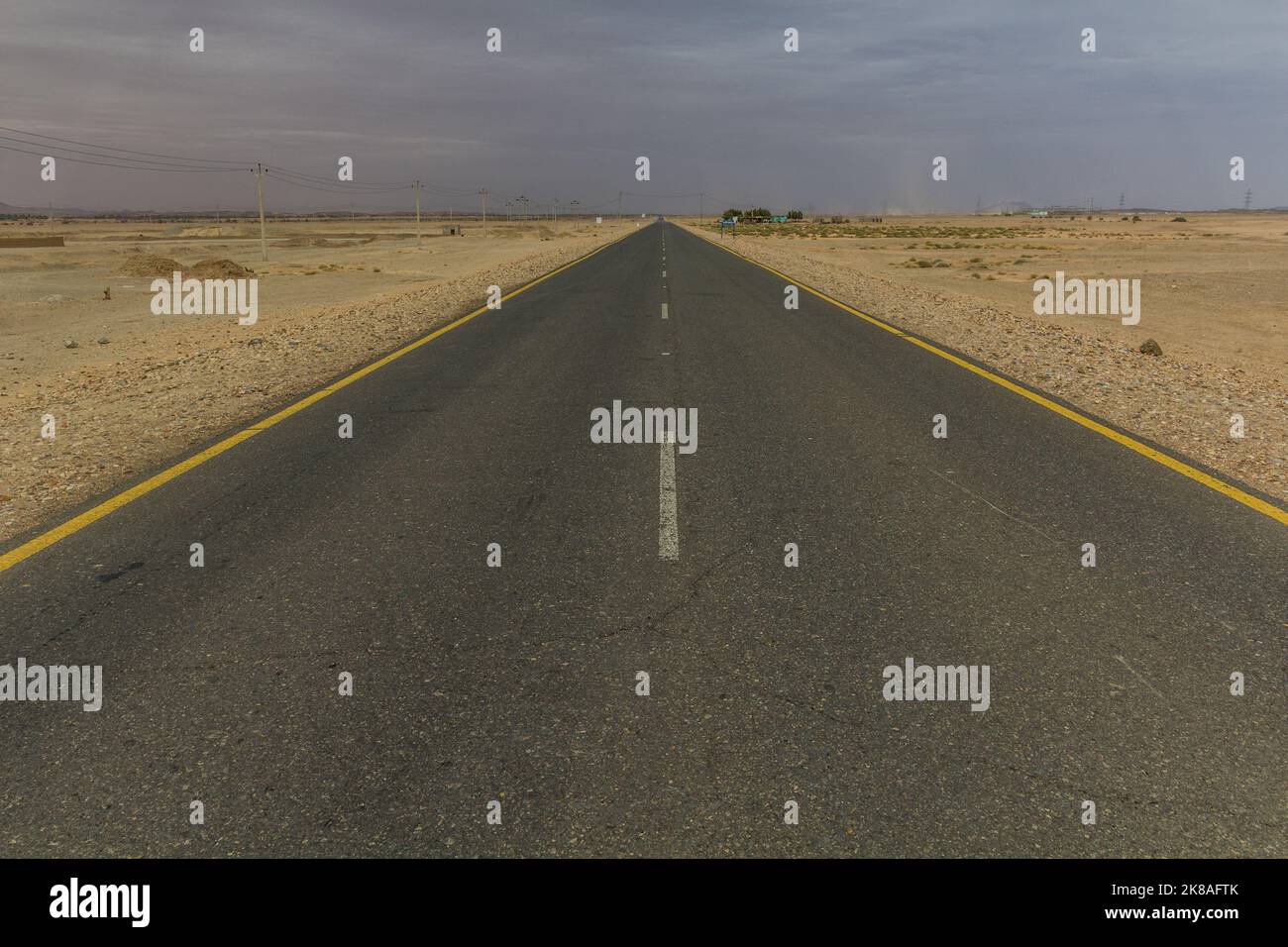 Straight desert hi-res stock photography and images - Alamy