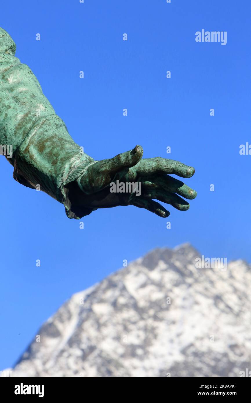 Main gauche. Détails. Statue du guide Jacques Balmat indiquant le ...