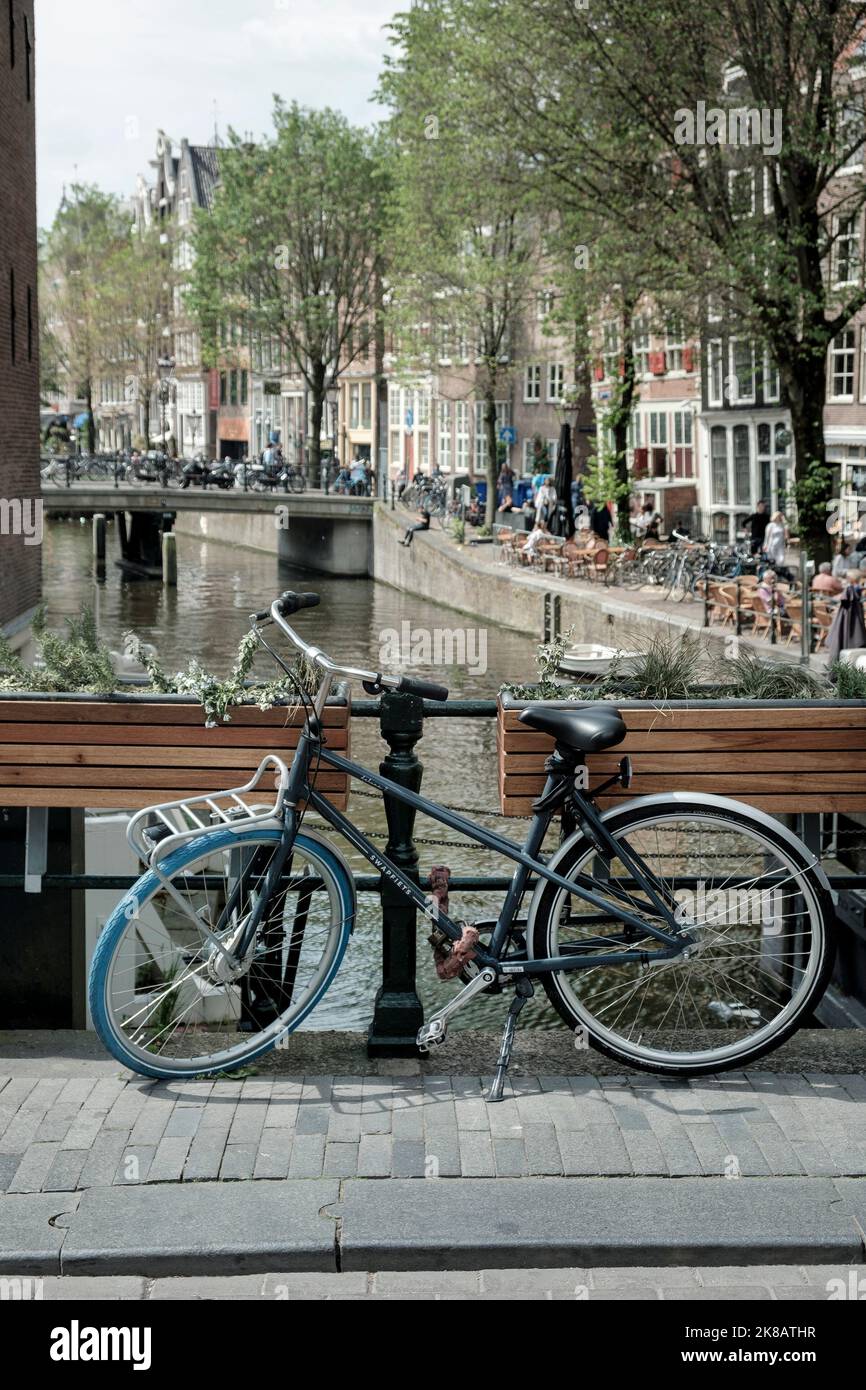 Bicycle with canal scene, amsterdam Stock Photo - Alamy