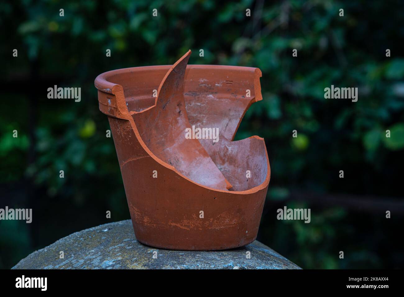 broken clay pot Stock Photo - Alamy