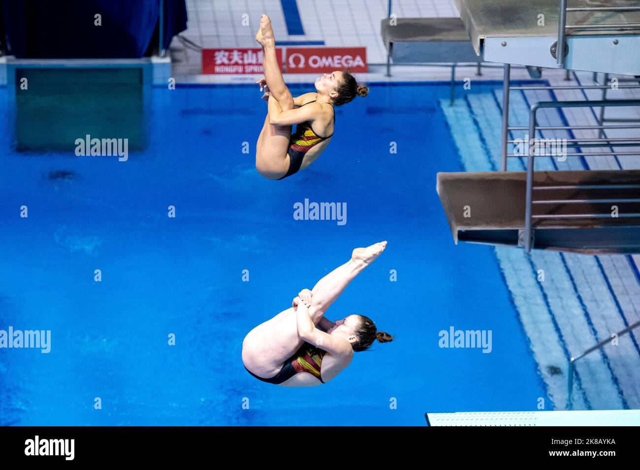22 October 2022, Berlin: Water diving: World Cup, decisions, synchronized diving 3 m, women ...