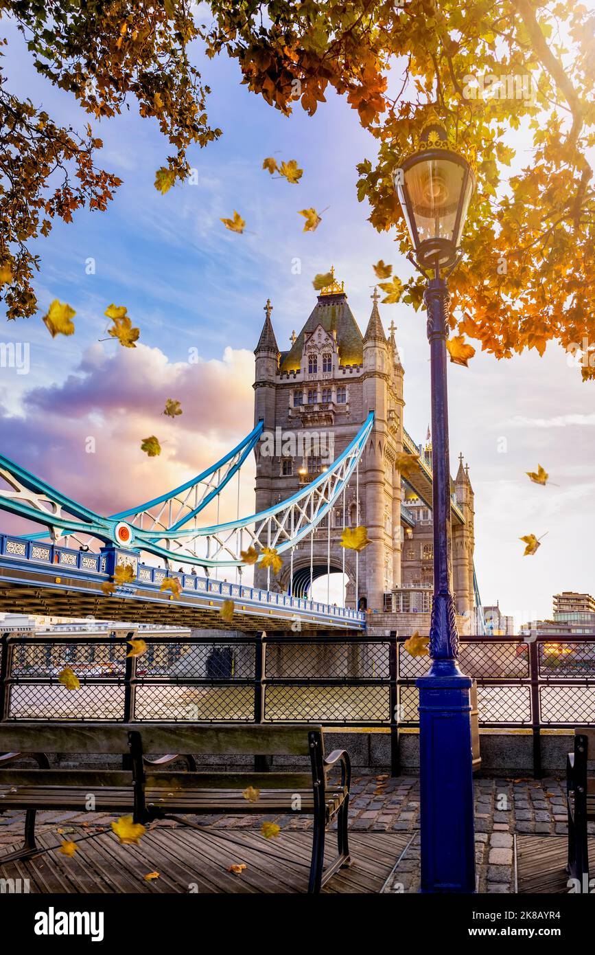 The famous tower bridge hi-res stock photography and images - Alamy