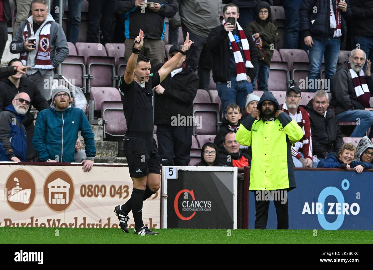 Nick walsh referee hi-res stock photography and images - Alamy
