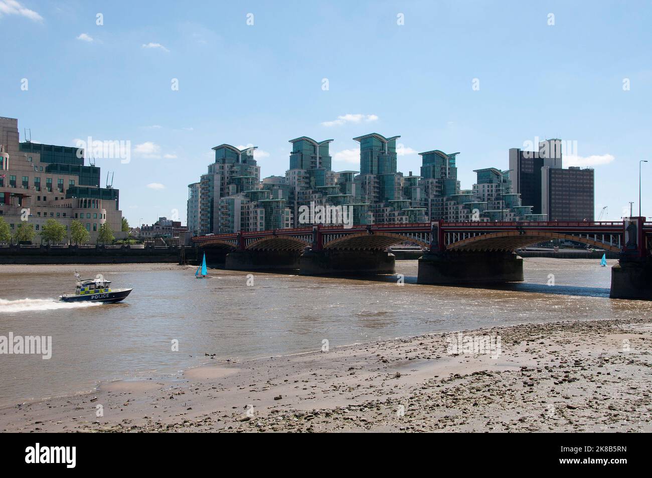 Vauxhall bridge, MI6 and Stock Photo - Alamy