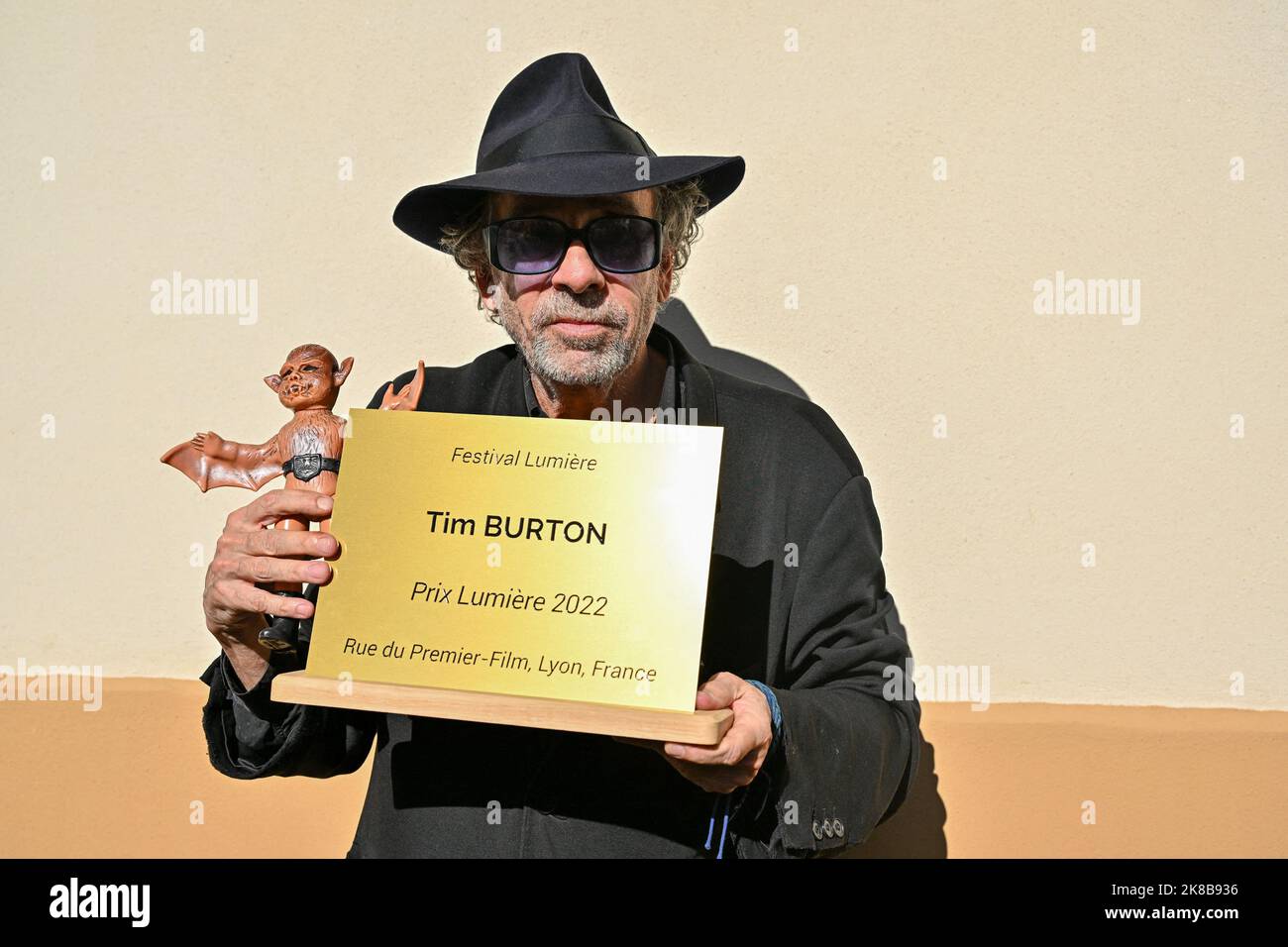 Tim Burton unveils a commemorative plaque on the cinematographers wall ...