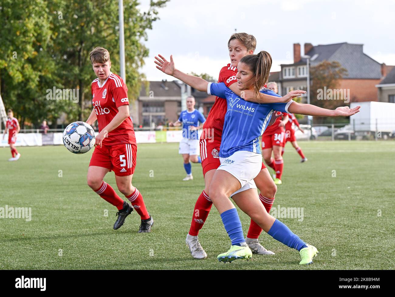 Genk, Belgium. 22nd Oct 2022. Maurane Marinucci (7) of Standard pictured fighting for the ball ...