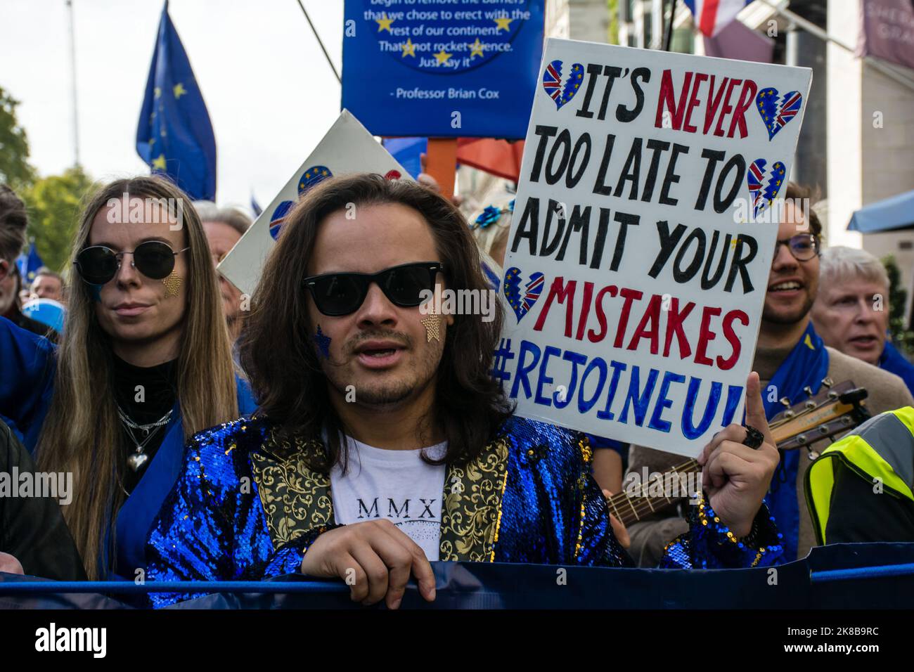 London, UK. 22nd Oct 2022. Brits join thousands demand for a General ...