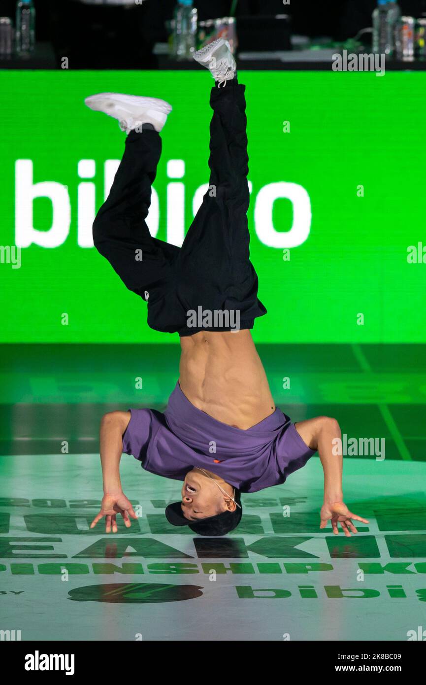 (221022) -- SEOUL, Oct. 22, 2022 (Xinhua) -- Team Japan's B-boy Shigekix during the final match ...