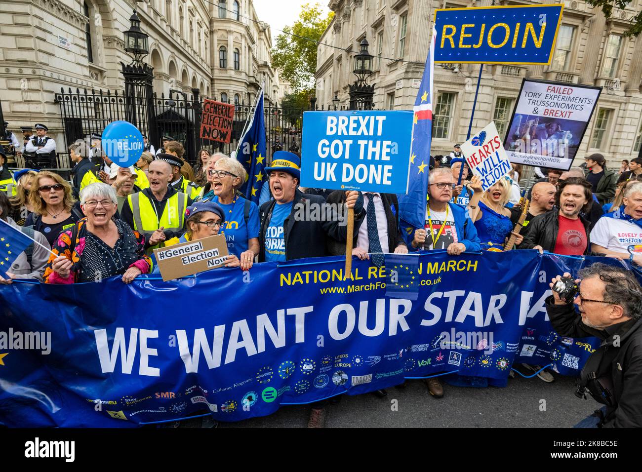 London, UK. 22 October 2022. Steve Bray (C) and other EU supporters ...