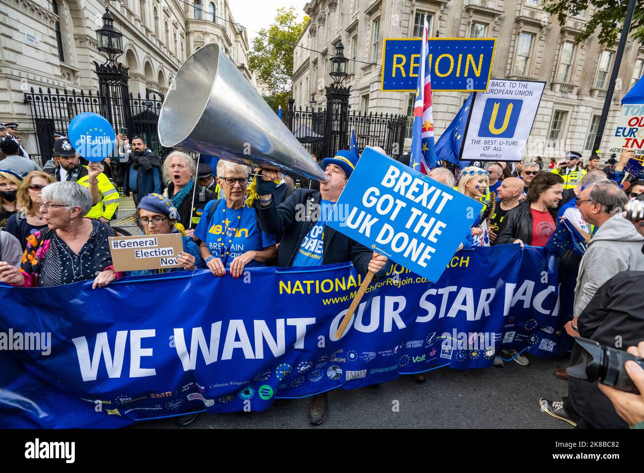 London, UK. 22 October 2022. Steve Bray (C) and other EU supporters ...