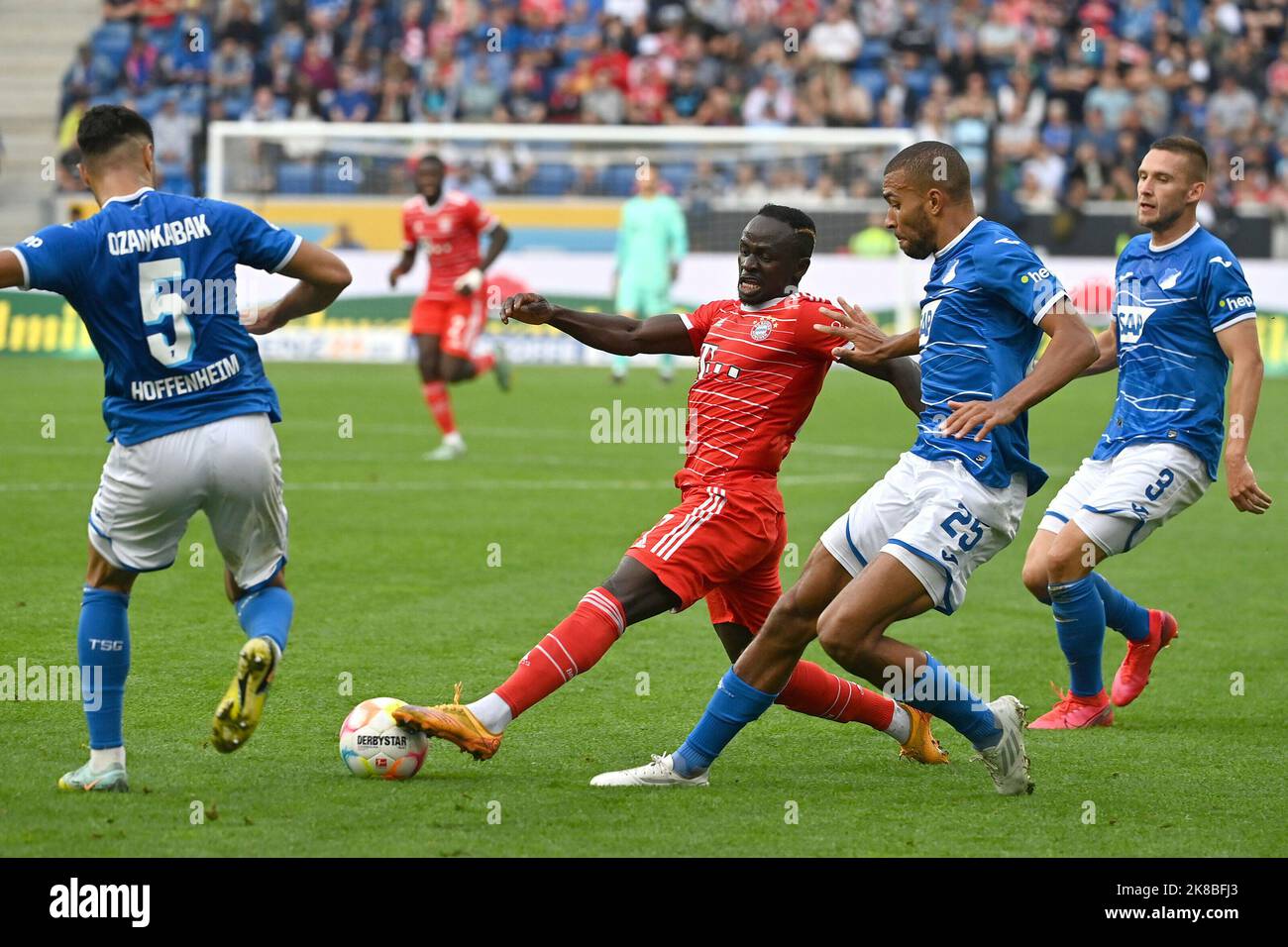 Sadio MANE (FC Bayern Munich), action, duels versus Ozan KABAK (1899 ...