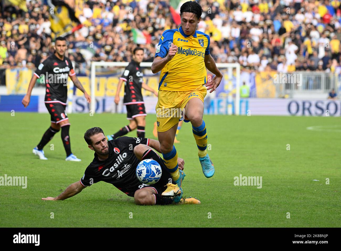 Giacomo Ricci of SSC Bari and Samuele Mulattieri of Frosinone during ...