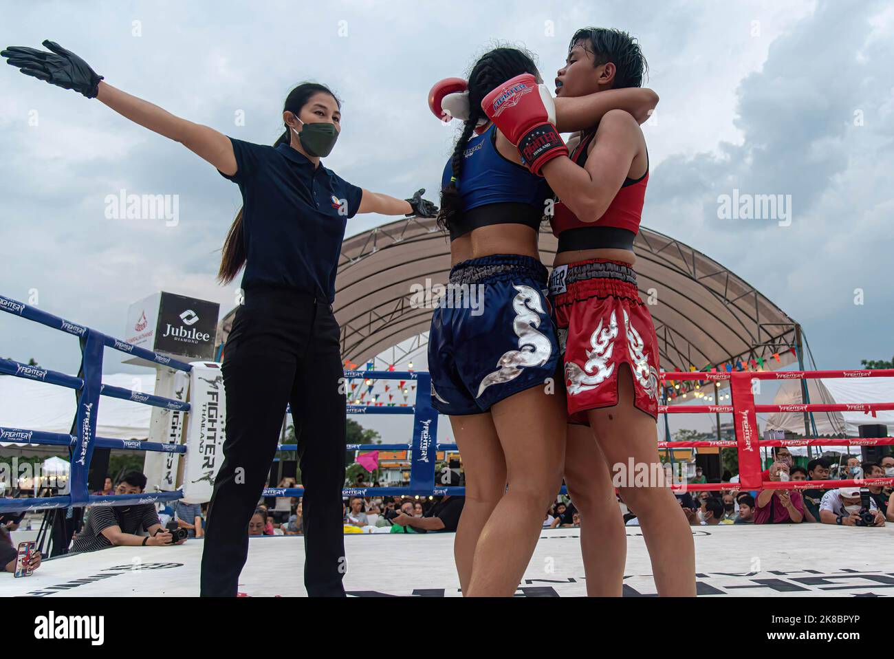 Meiji M.Chombueng (Red) and Dutchmill Kash Fight (Blue) are seen in ...