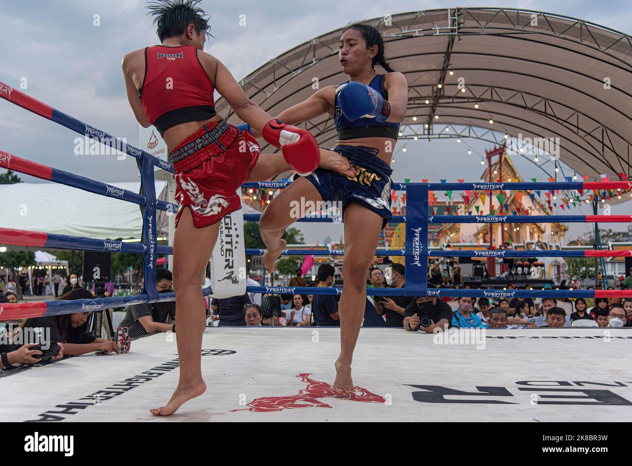 Meiji M.Chombueng (Red) and Dutchmill Kash Fight (Blue) are seen in ...