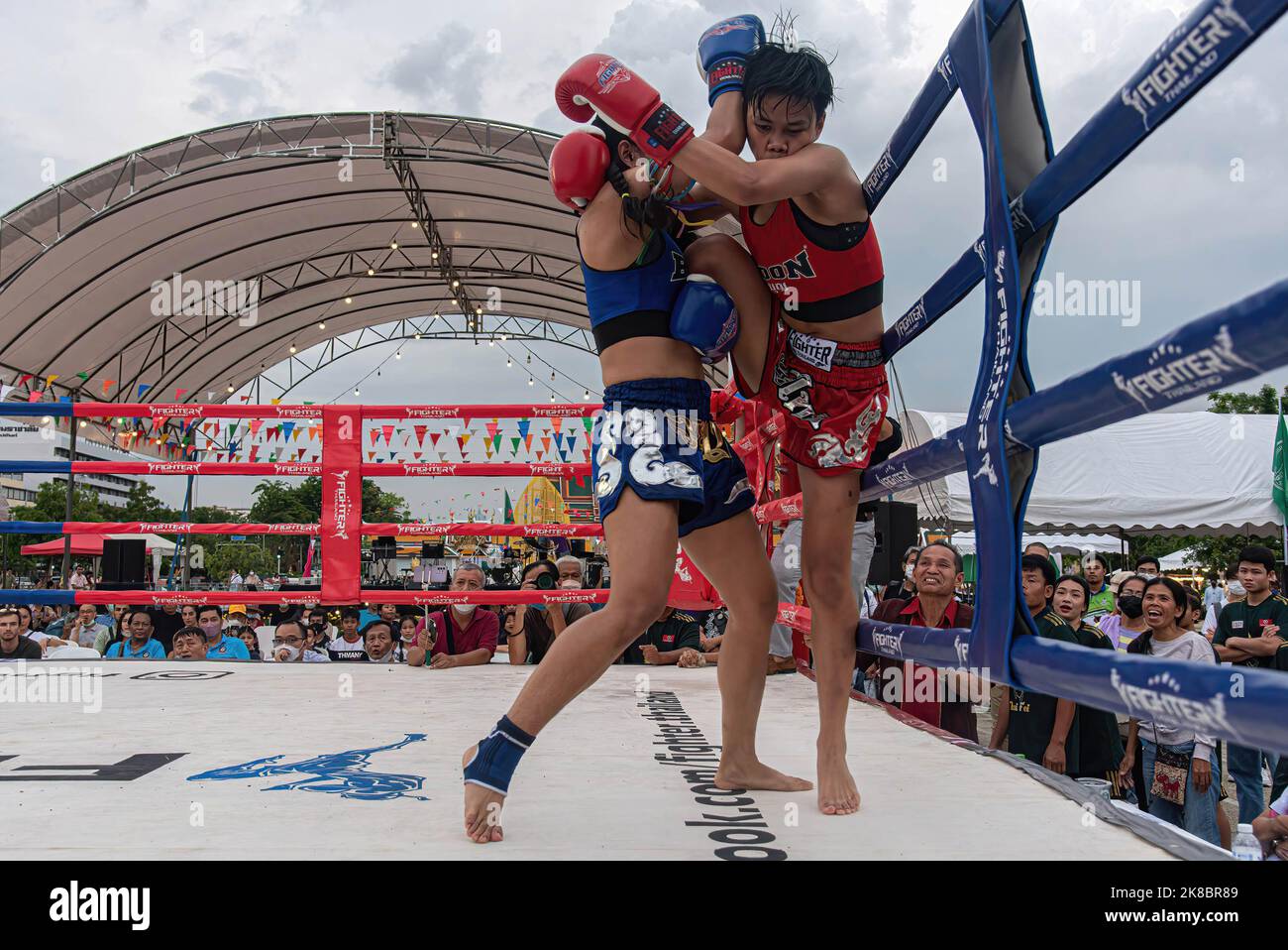 Meiji M.Chombueng (Red) and Dutchmill Kash Fight (Blue) are seen in ...