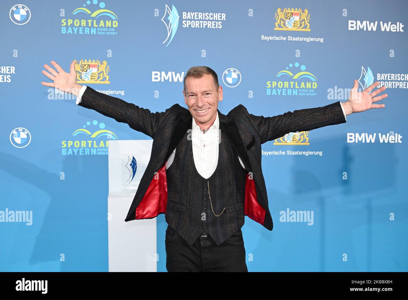 Munich, Germany. 22nd Oct, 2022. Presenter Markus Othmer shows off at ...