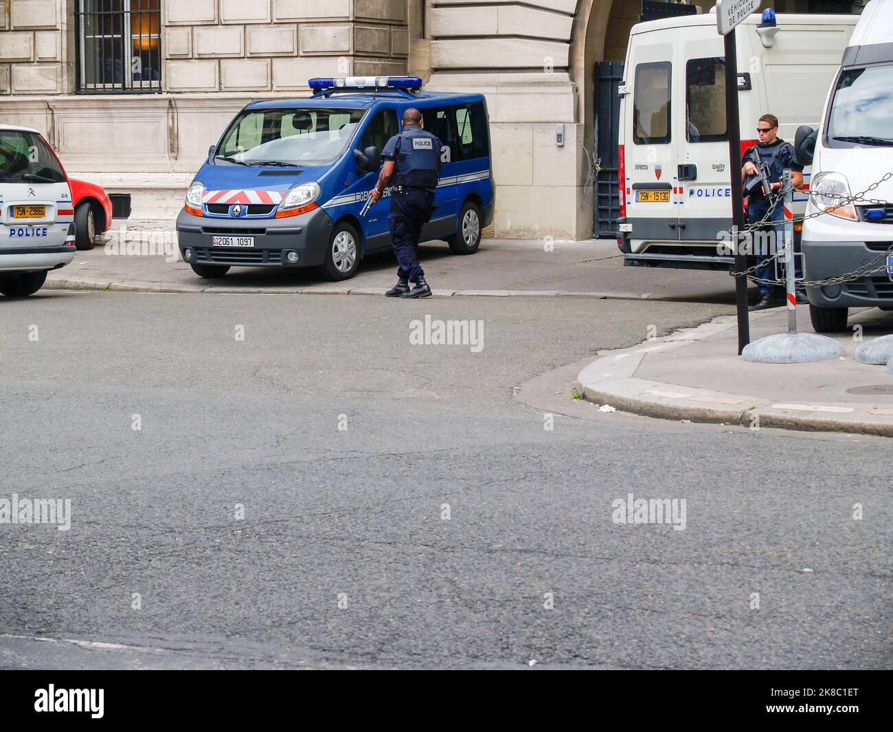 Urban street scene security hi-res stock photography and images - Alamy